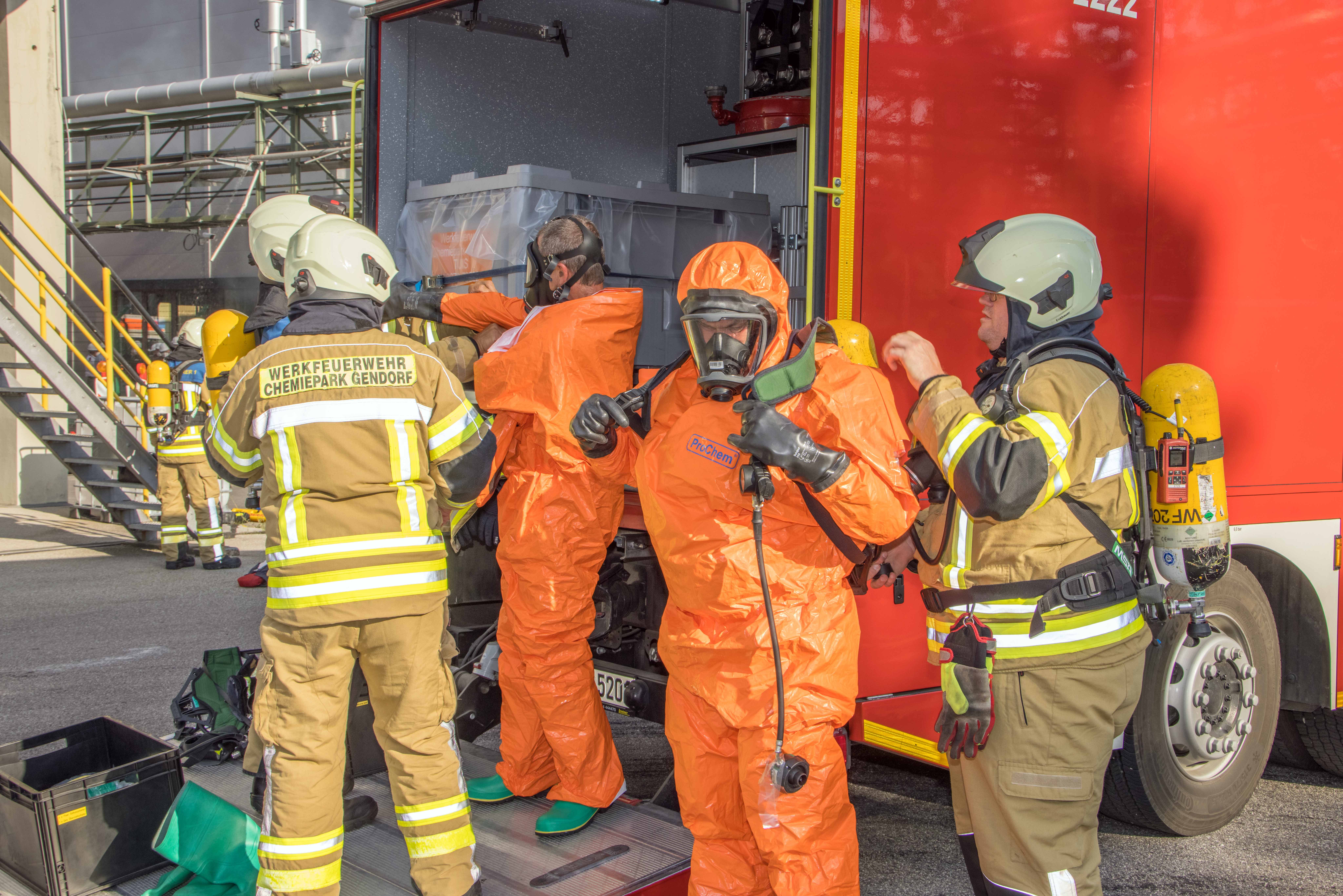Großübung im Chemiepark: Üben für Stoffaustritt und Brand - InfraServ ...