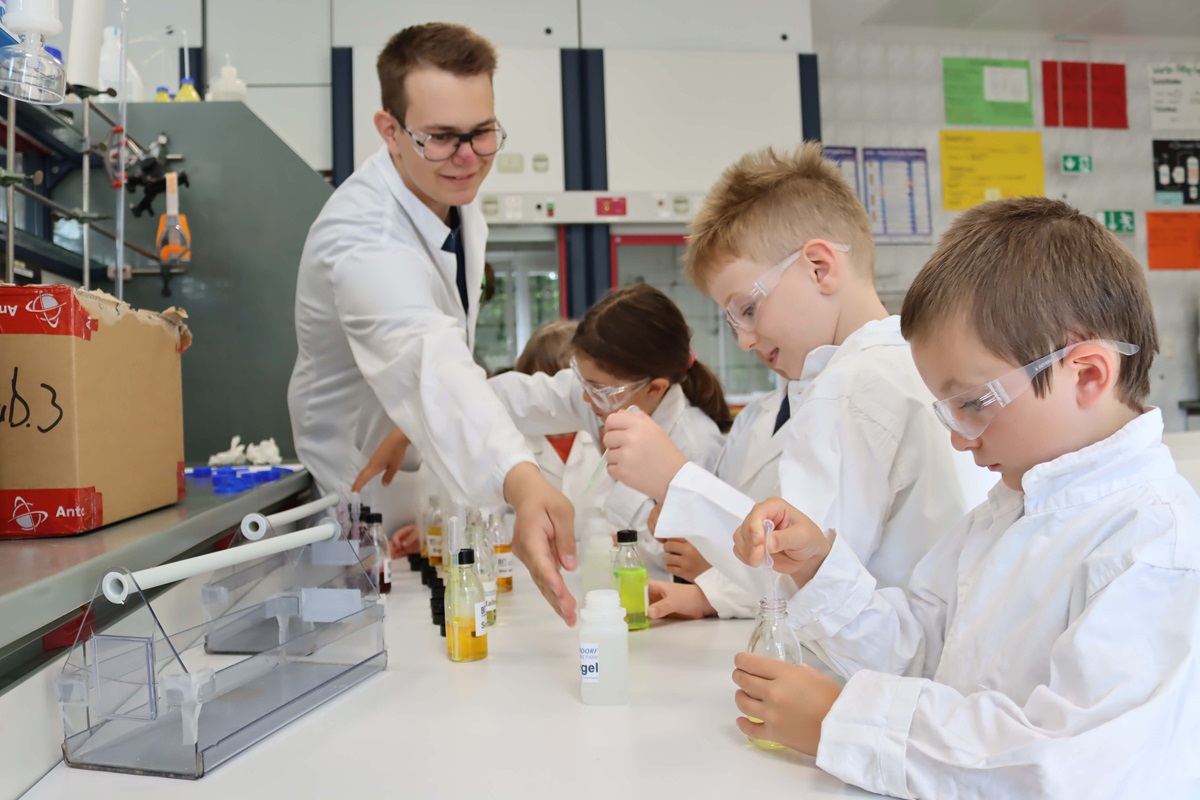 Kleine Forscher experimentieren im Chemiepark GENDORF - InfraServ ...