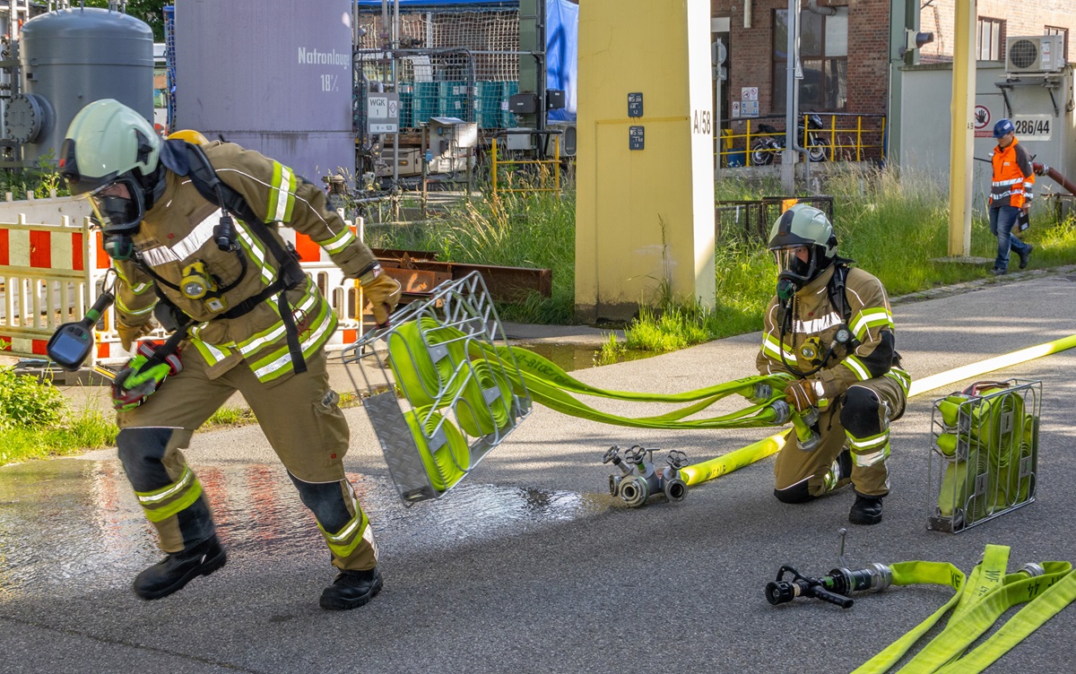 Gefahrenabwehr in der Enge: Notfallgroßübung im Chemiepark mit ...